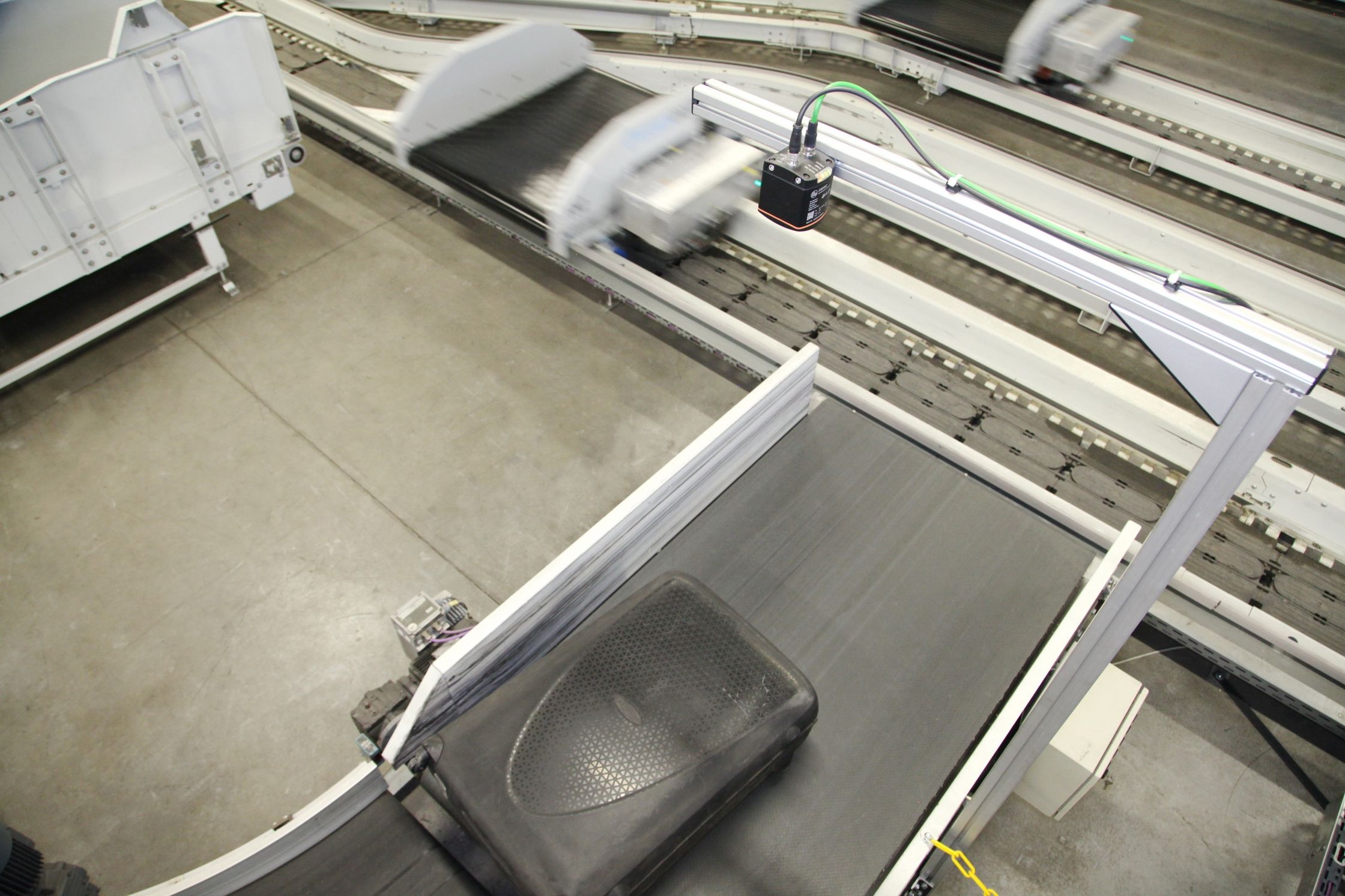 Application report: BEUMER – 3D safety check for the suitcase roller ...