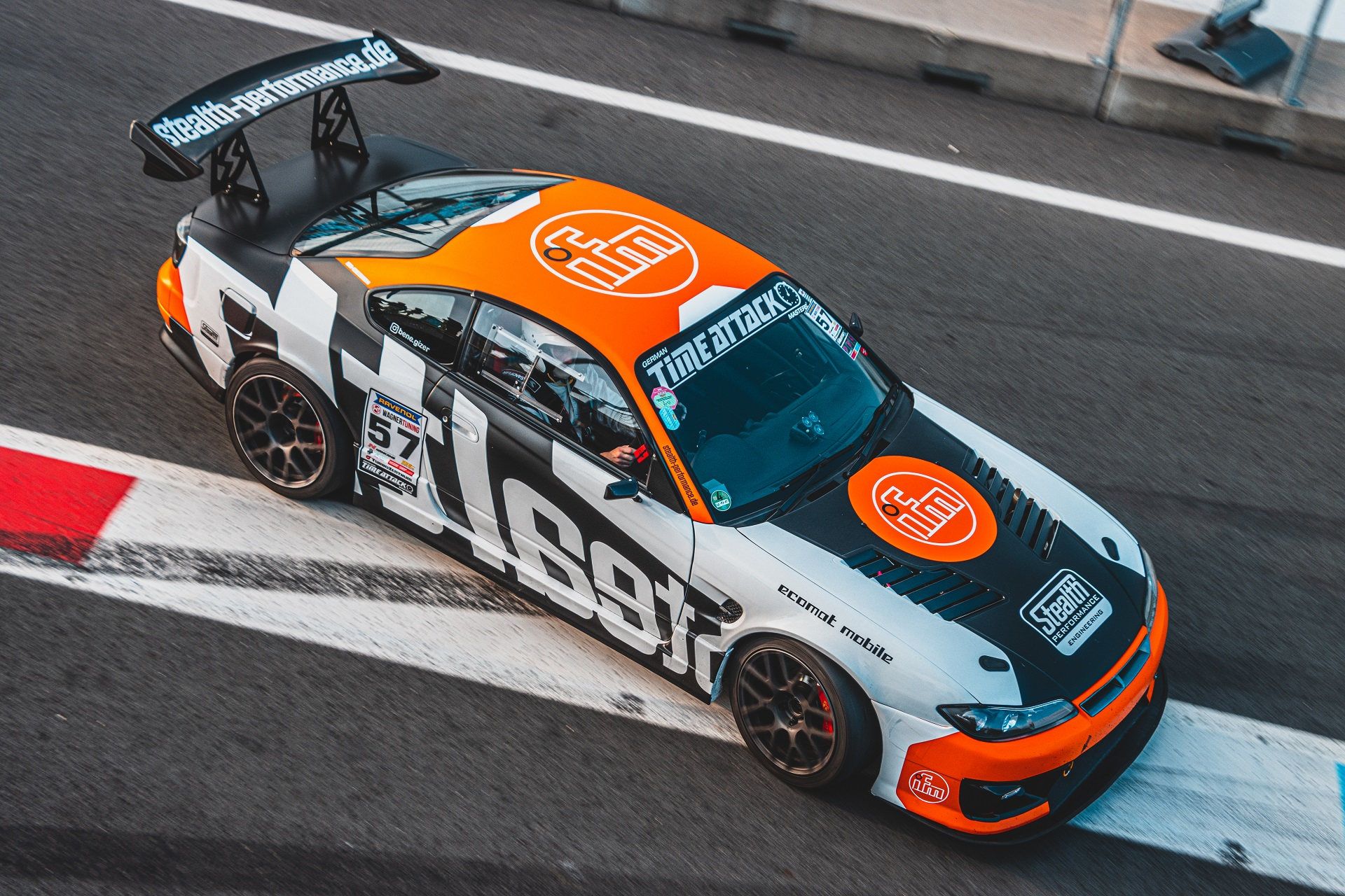 Sensors monitor relevant operating media of a racing car - ifm