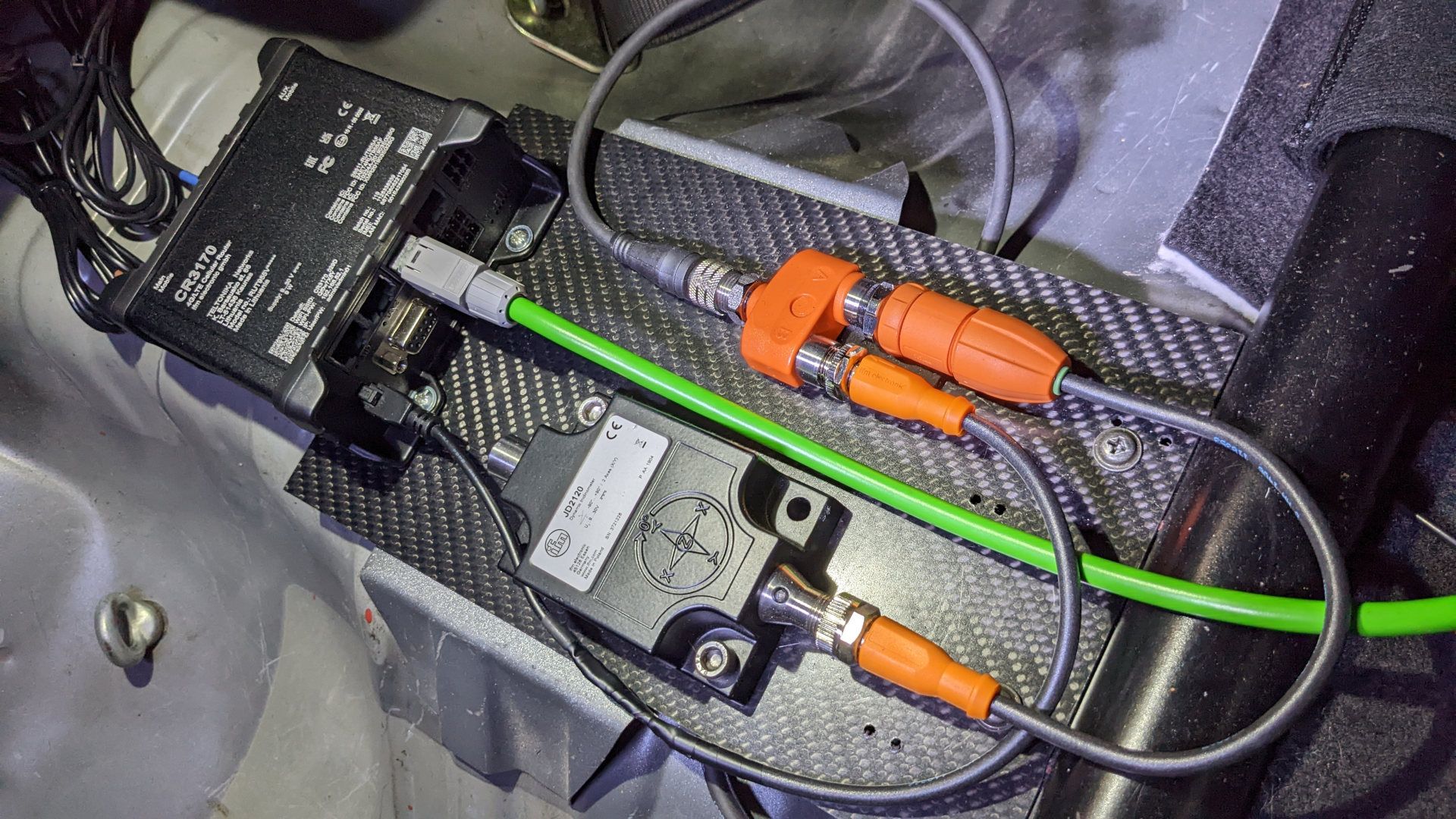 Sensors monitor relevant operating media of a racing car - ifm