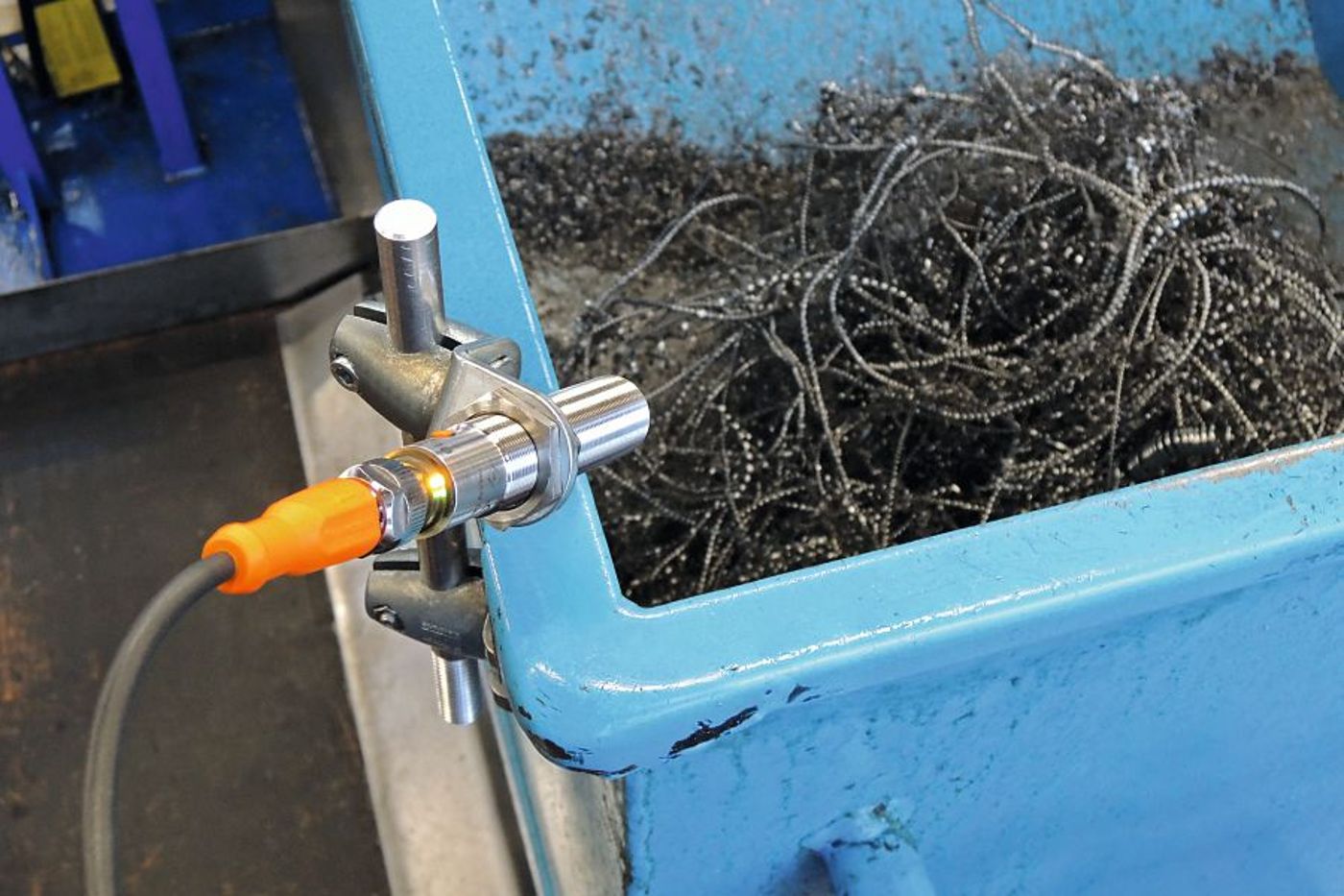 Continuous level sensors for bulk solids - ifm